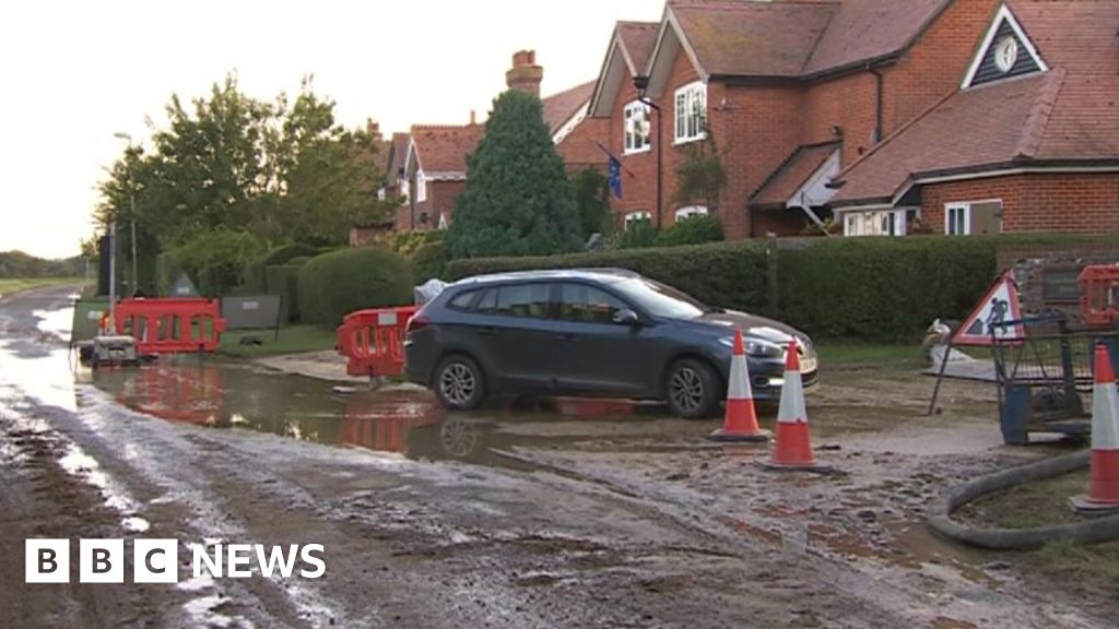 Titchfield sewer collapse: Emergency repairs under way - BBC News