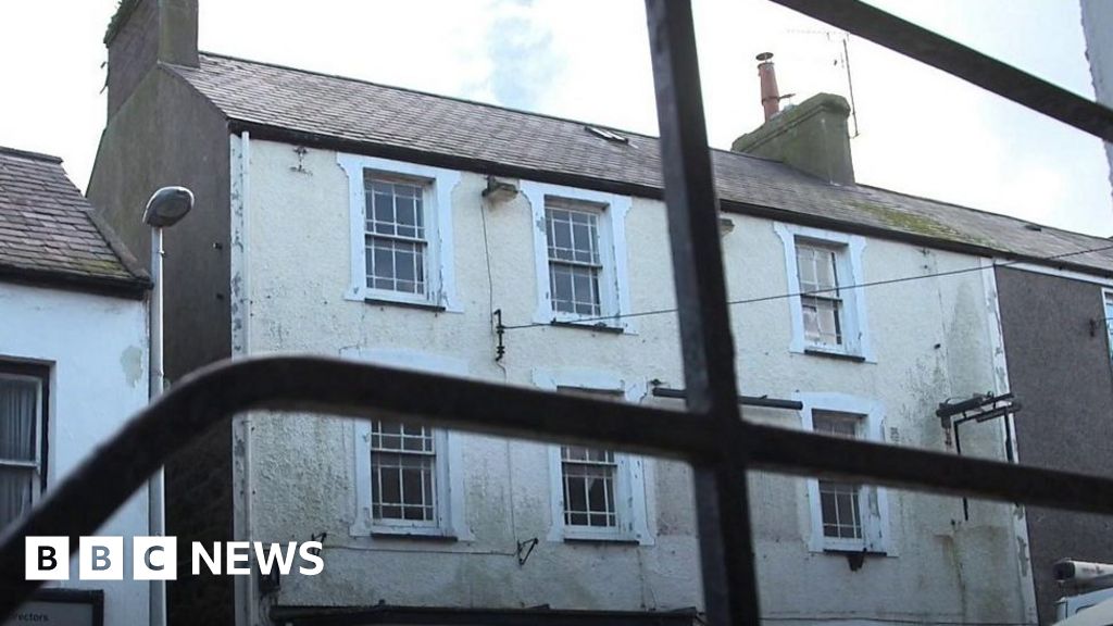 Community takes over Nefyn pub Tafarn Yr Heliwr - BBC News