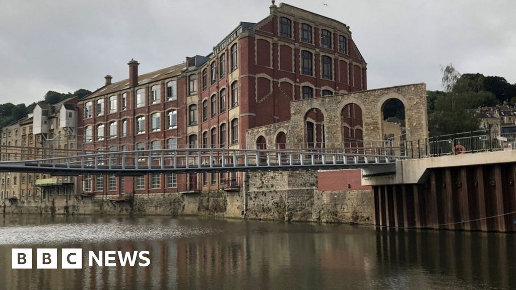 New bridge in Bath opens across River Avon - BBC News