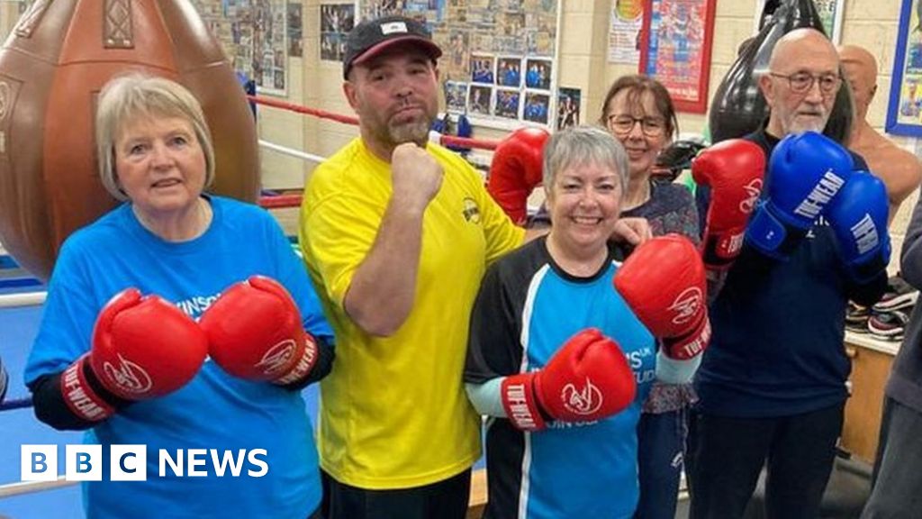 Scarborough Parkinson's patients pack a punch at boxing club - BBC News