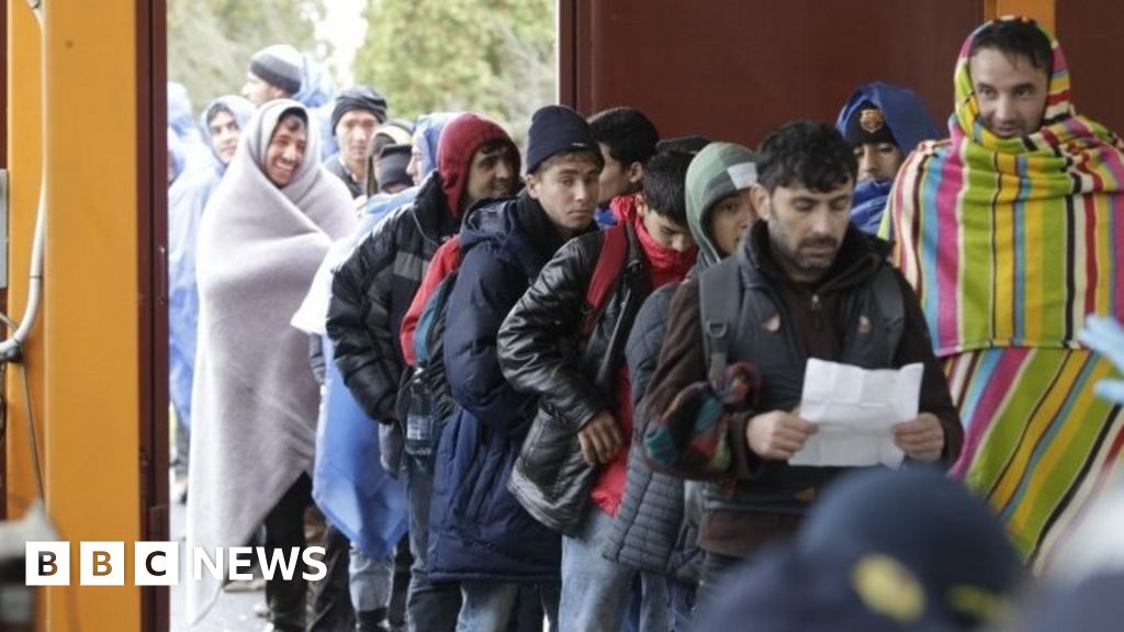 Migrant crisis: Slovenia army to help police - BBC News