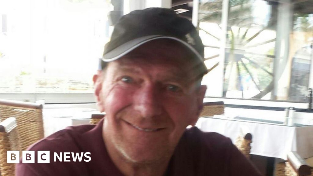 Tribute to 'cherished' crash victim Kenneth Parratt - BBC News