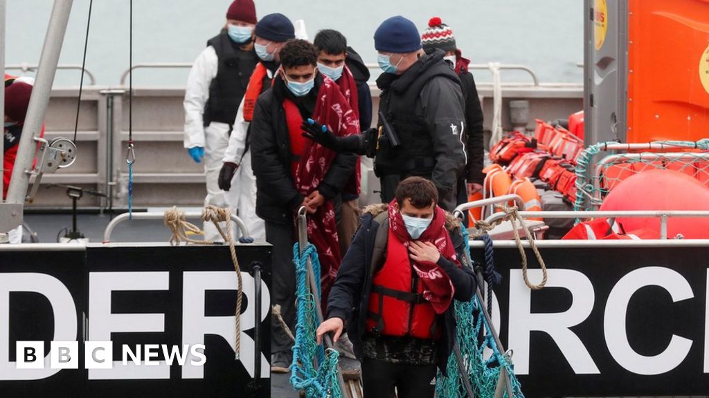 Migrant channel crossings in small boats top 40,000 this year - BBC News