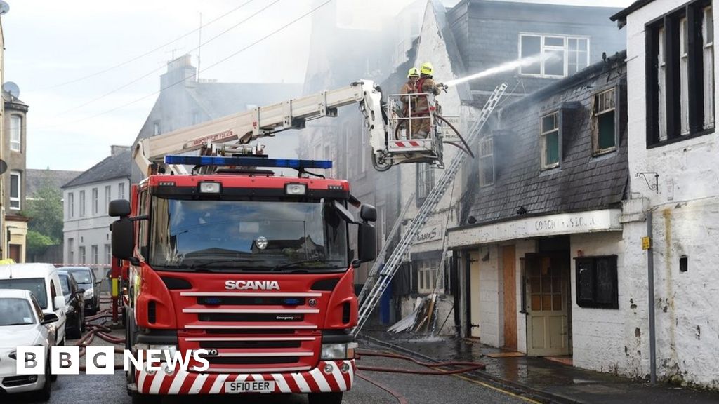 Homes evacuated after fire at former hotel in Perth - BBC News