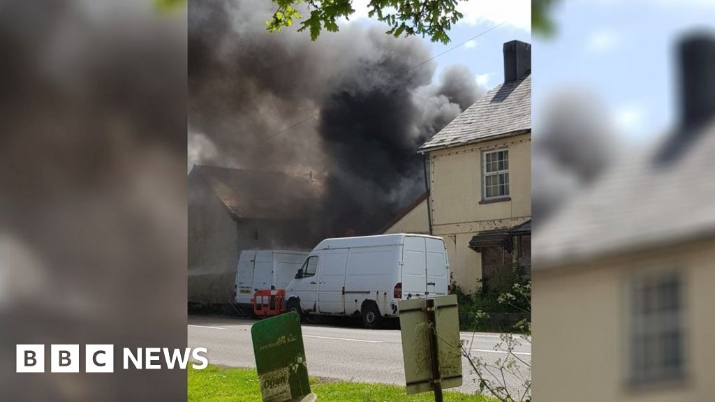 Building and vans damaged in Lapford fire - BBC News