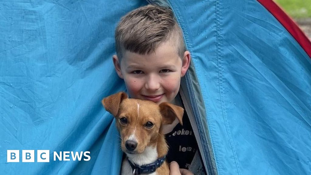 Ripley: Boy, 12, spends 100th night in tent in back garden - BBC News