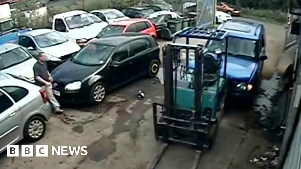 Crash for cash scam caught on Pengam garage's CCTV - BBC News