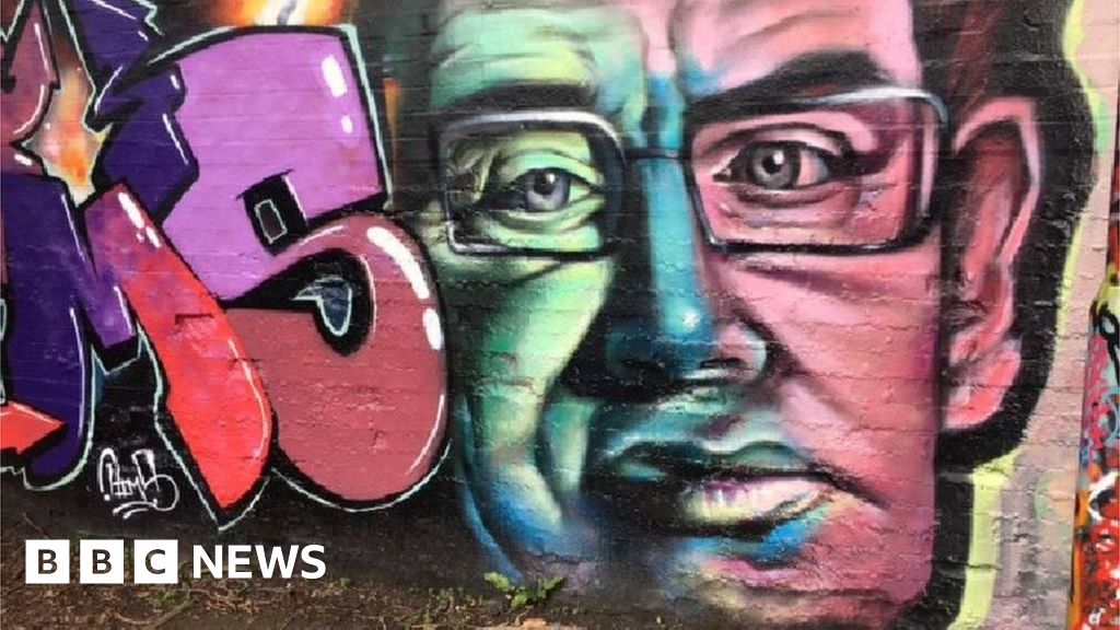 Cambridge Stephen Hawking graffiti tribute to city he 'inspired' - BBC News