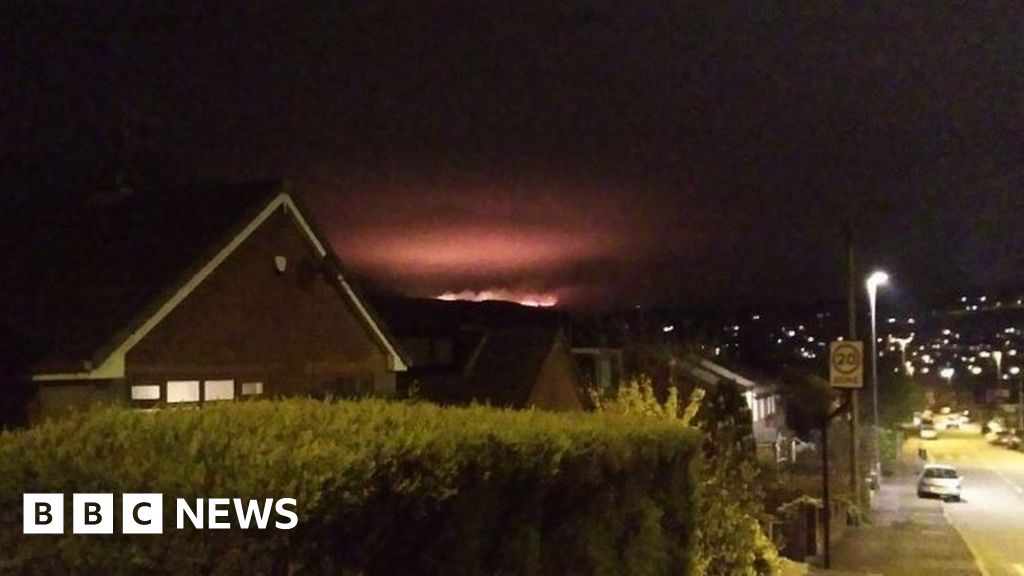 Oldham moor fire 'possibly deliberate' - BBC News