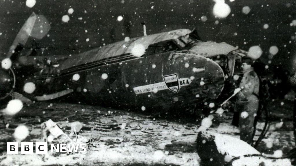 Manchester United to mark 60 years since Munich disaster - BBC News