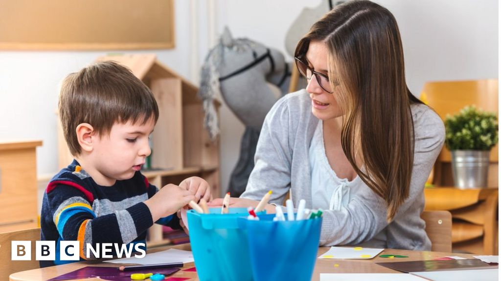 Home education a 'huge undertaking for parents' - Ofsted - BBC News
