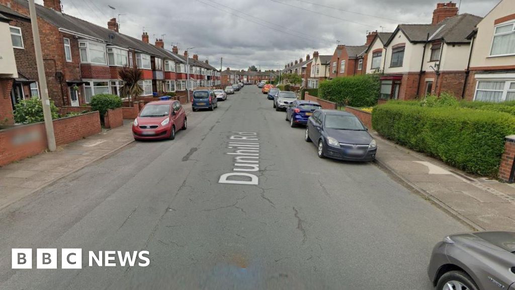 Armed police attend Goole after reports of man with machete - BBC News