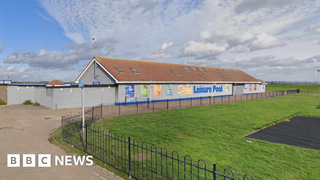 Gillingham: The Strand Lido closed due to significant water leak - BBC News