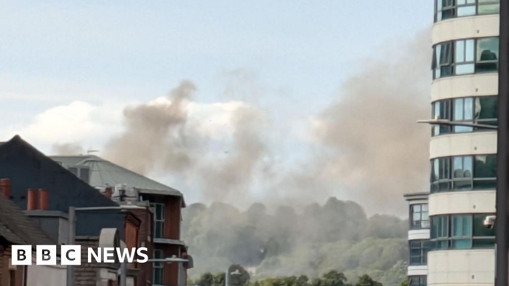 Huge smoke plume over Nottingham as firefighters tackle blaze - BBC News