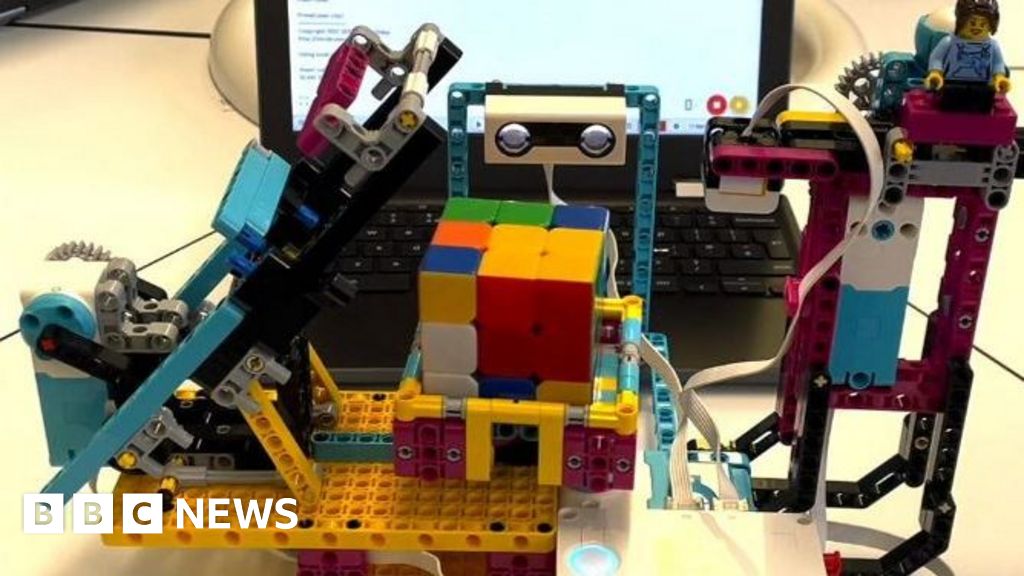 Rubik's Cube: 'People are amazed my robot can solve the puzzle' - BBC News