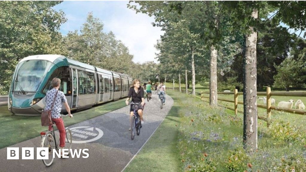 Commuters welcome Leeds-Bradford tram plans - BBC News