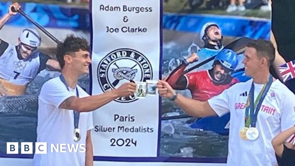 Huge crowds in Stone for Olympians' homecoming celebration - BBC News