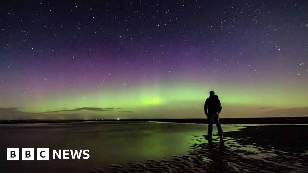 In pictures: Aurora lights up the night's sky - BBC News