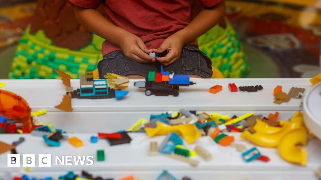 Lego: Fan event for all brick enthusiasts to open in Maidstone - BBC News