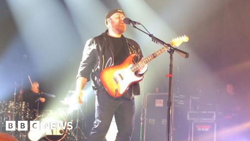 Tom Walker's secret Cirencester gig in memory of close friend