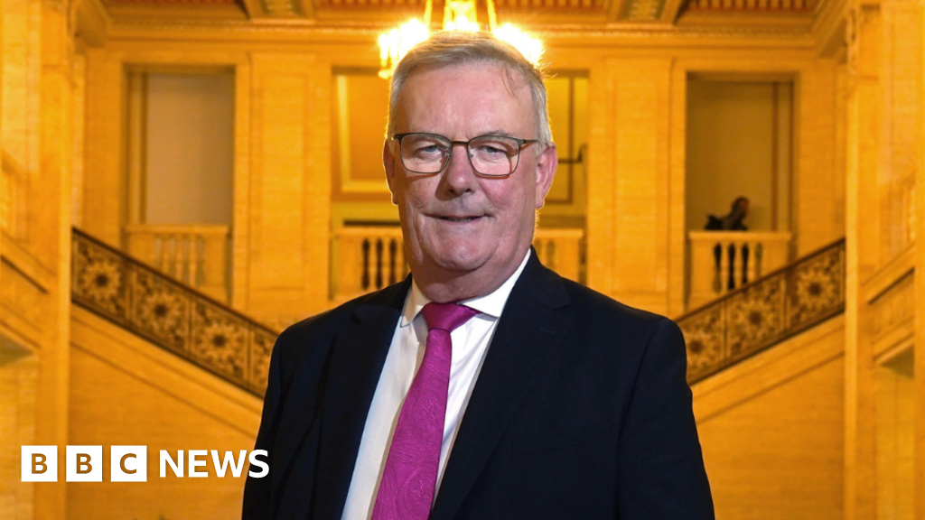 UUP: Mike Nesbitt to be new party leader - BBC News