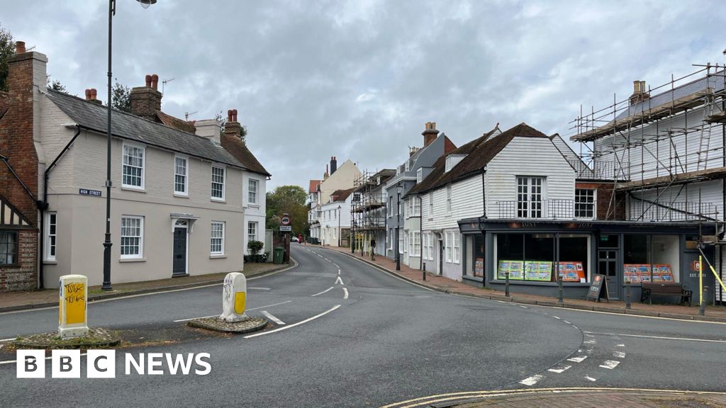 Anger over lorries 'breaking' weight restriction in Bexhill - BBC News