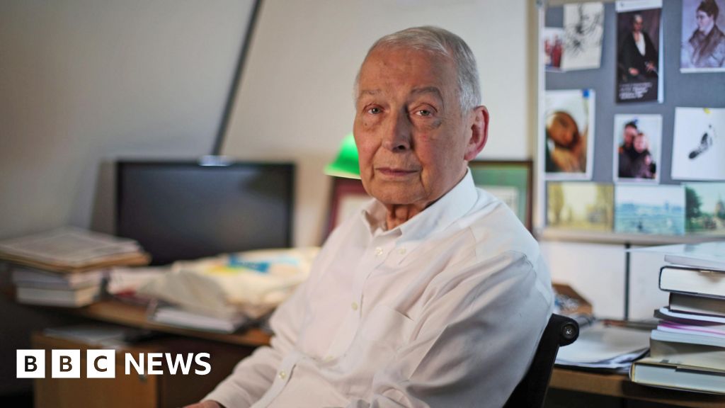 Memorial held for Birkenhead champion Frank Field - BBC News