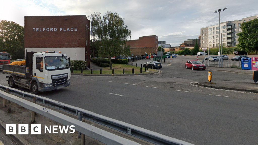 Man seriously injured in suspected hammer attack in Luton - BBC News