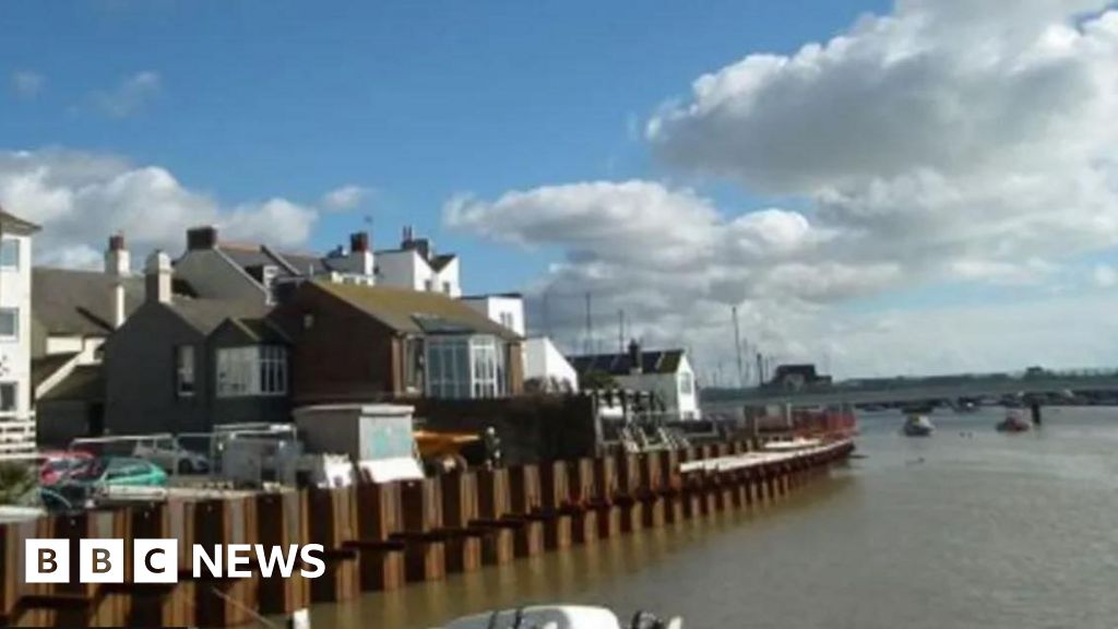 Shoreham: Flood defences in coastal town to be completed - BBC News