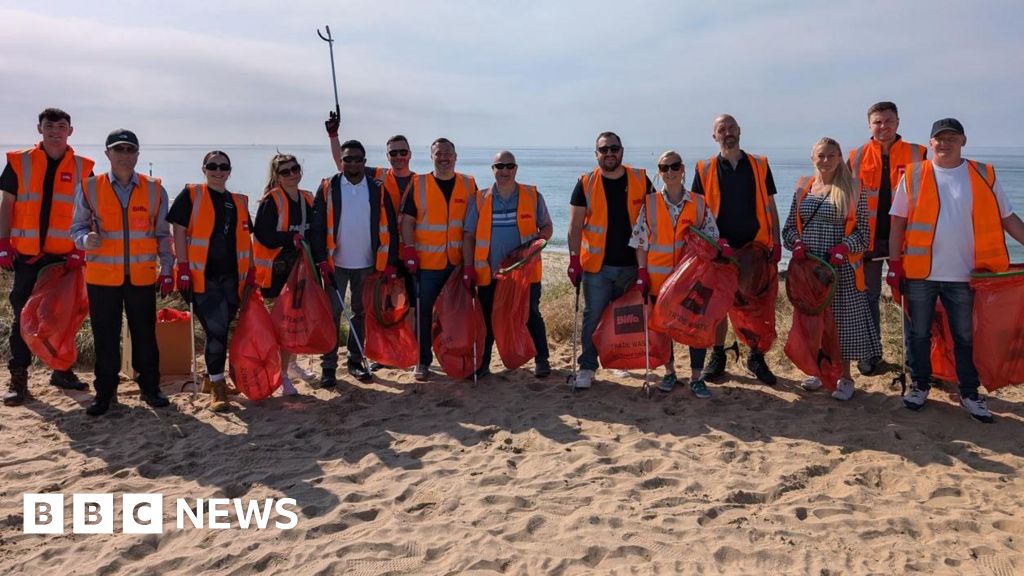 Dorset volunteers clean 60kg waste from Southbourne shoreline - BBC News