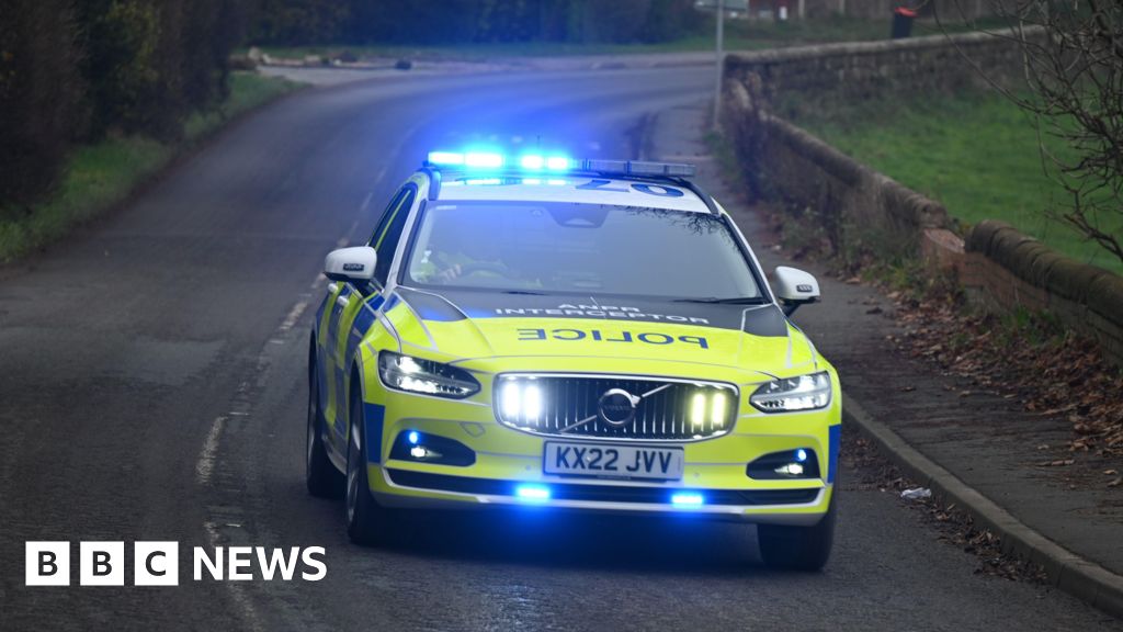 Widnes: Two seriously injured in hit-and-run crash - BBC News