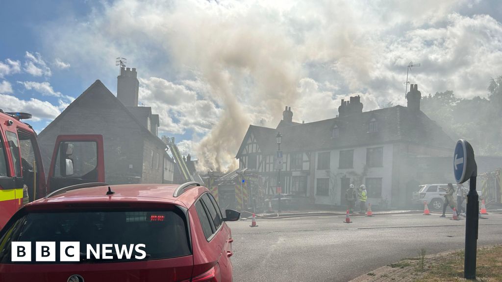 Drivers warned as smoke billows from Warwick fire - BBC News