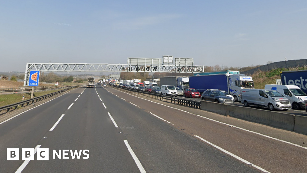 M1 reopens near Dunstable after concern for vulnerable person - BBC News