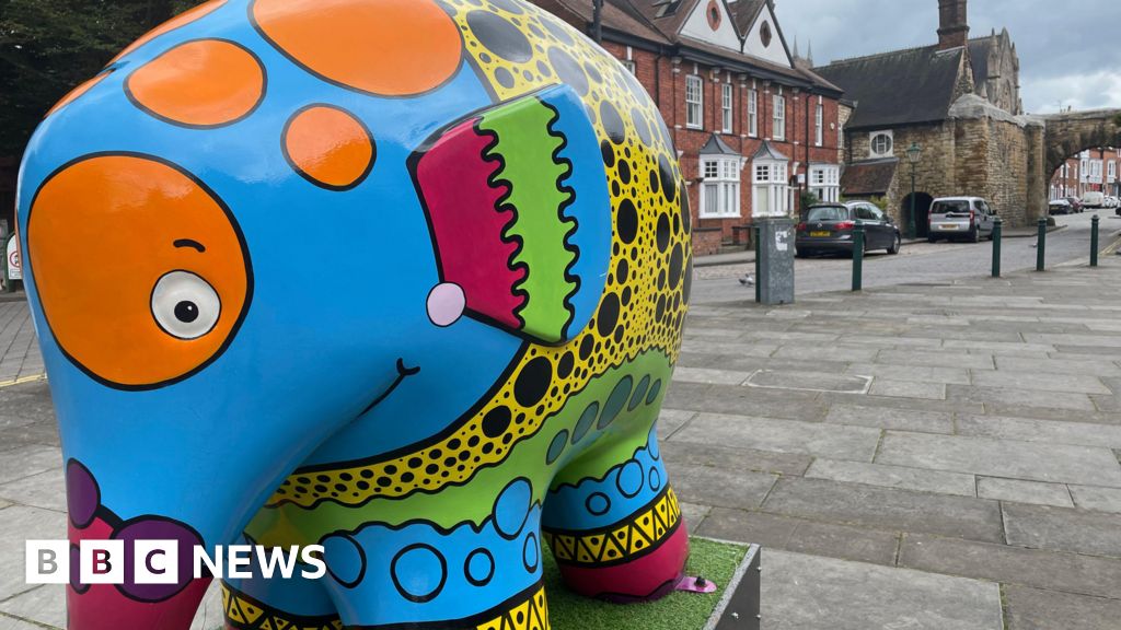 Elmer Patchwork Elephant trail comes to Lincoln - BBC News