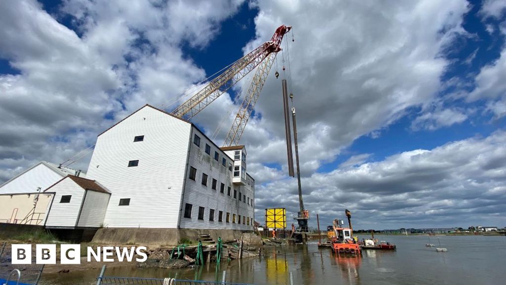 Great Yarmouth's £42.9m upgrade to flood defences completed - BBC News