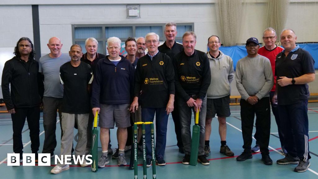 Wolves legends Daley and Richards join walking cricket group