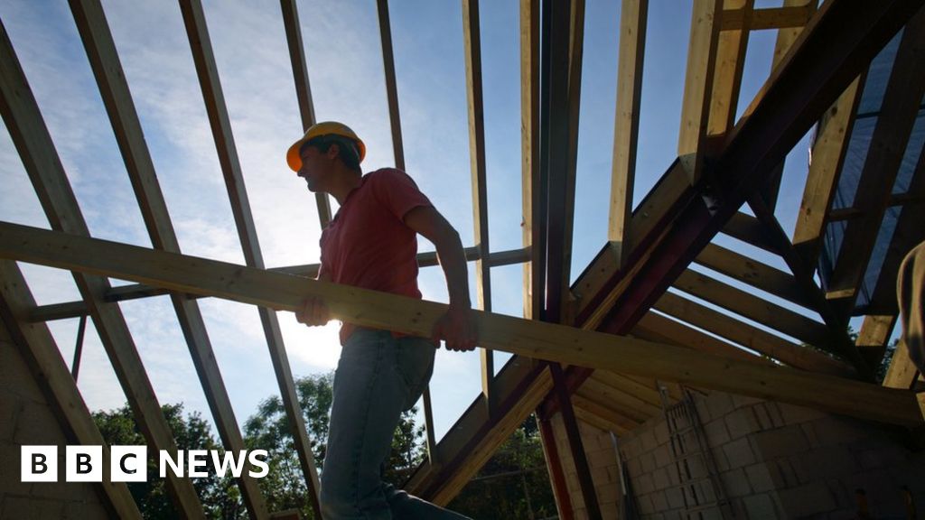Redditch boundary development given green light for new homes - BBC News