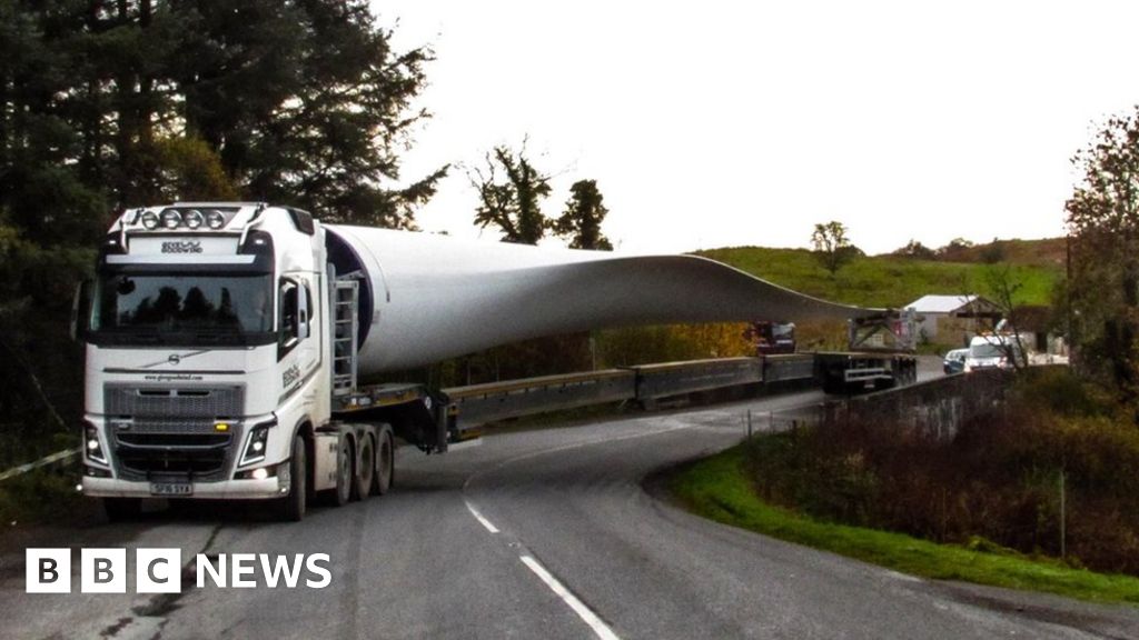 Praise as lorry drivers cross bridge with turbine blades - BBC News