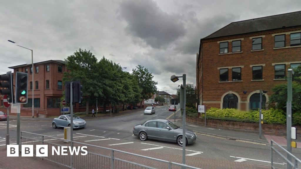 Reading attack: Man stabbed with two kitchen knives - BBC News