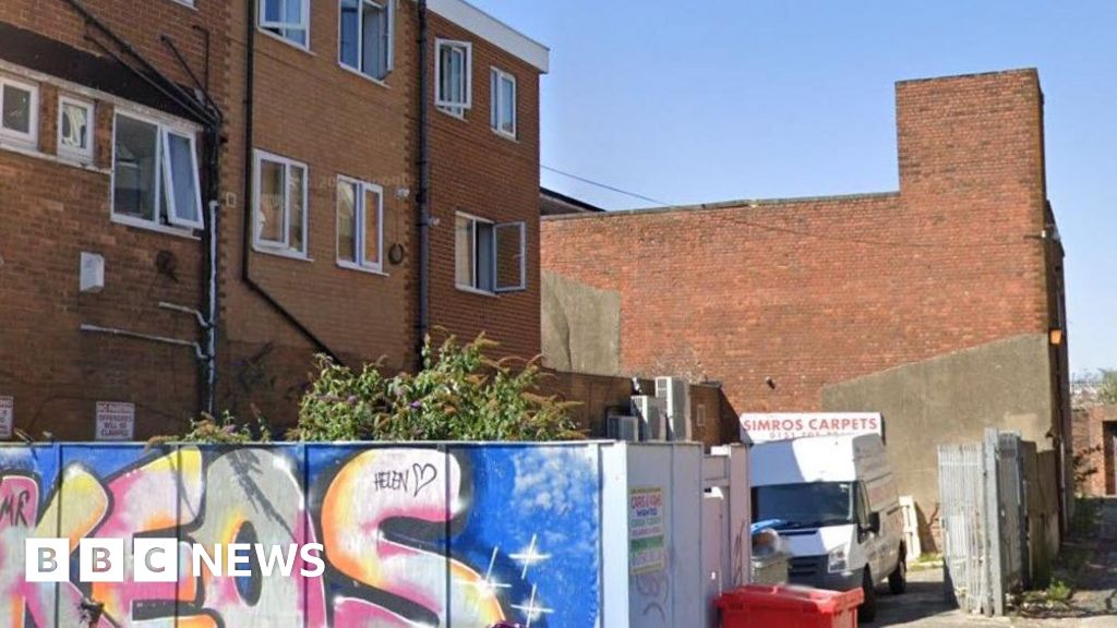 Liverpool: Evacuation after bomb squad called over police raid - BBC News