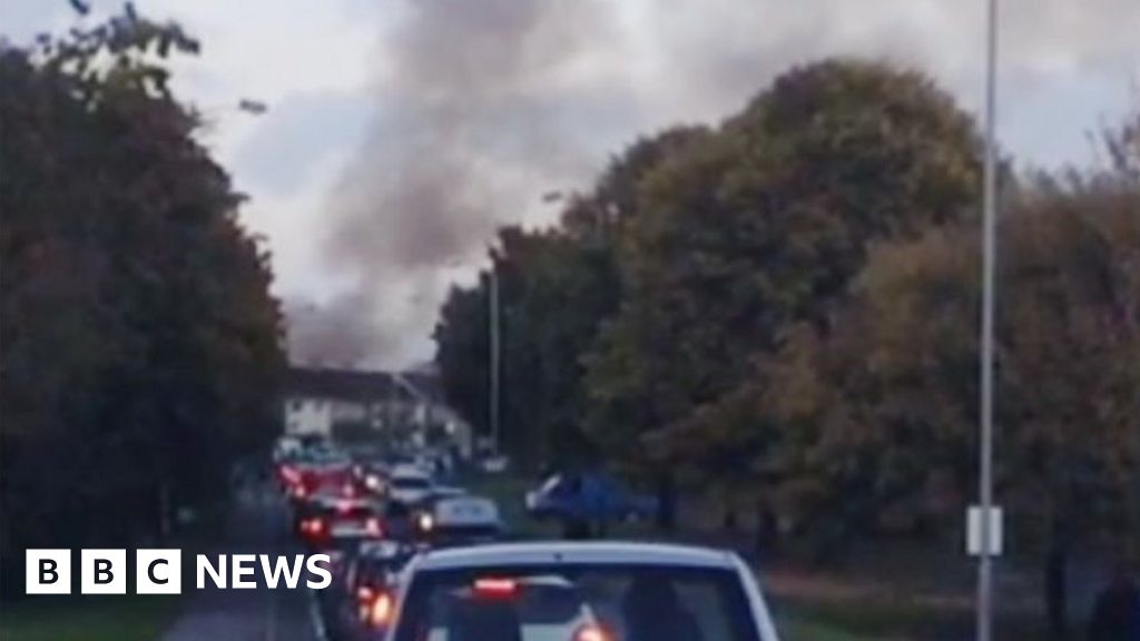 Three girls arrested over Chippenham building fire - BBC News