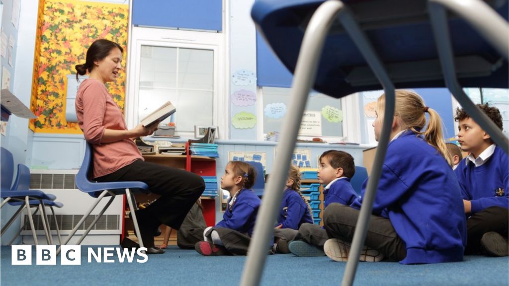 Covid: 'Reveal milestones to reopen Wales schools' call - BBC News