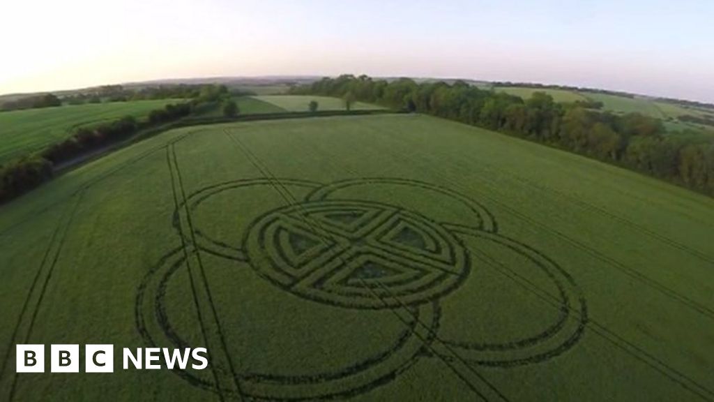 Dorset crop circle display captured by drone - BBC News
