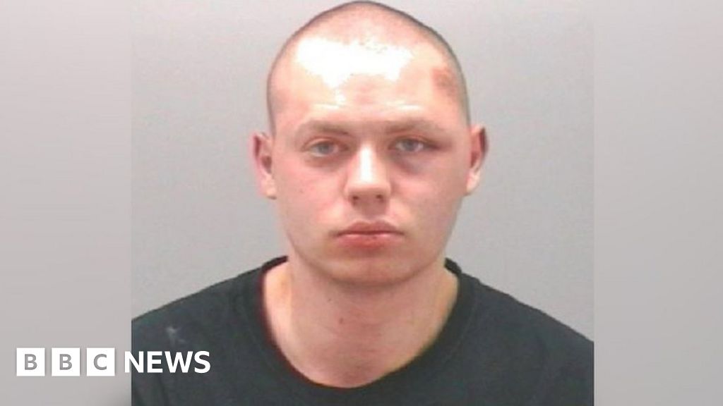 Sunderland murder inquiry: Police appeal to find Alexander Carr - BBC News