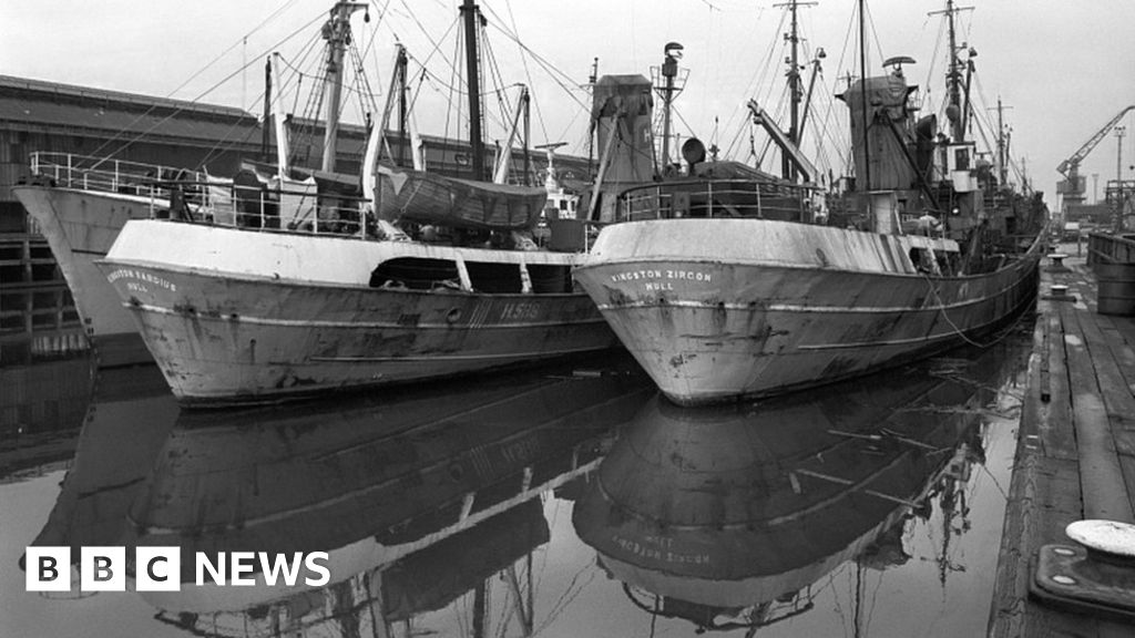 Hull's lost trawlermen remembered in ceremony - BBC News