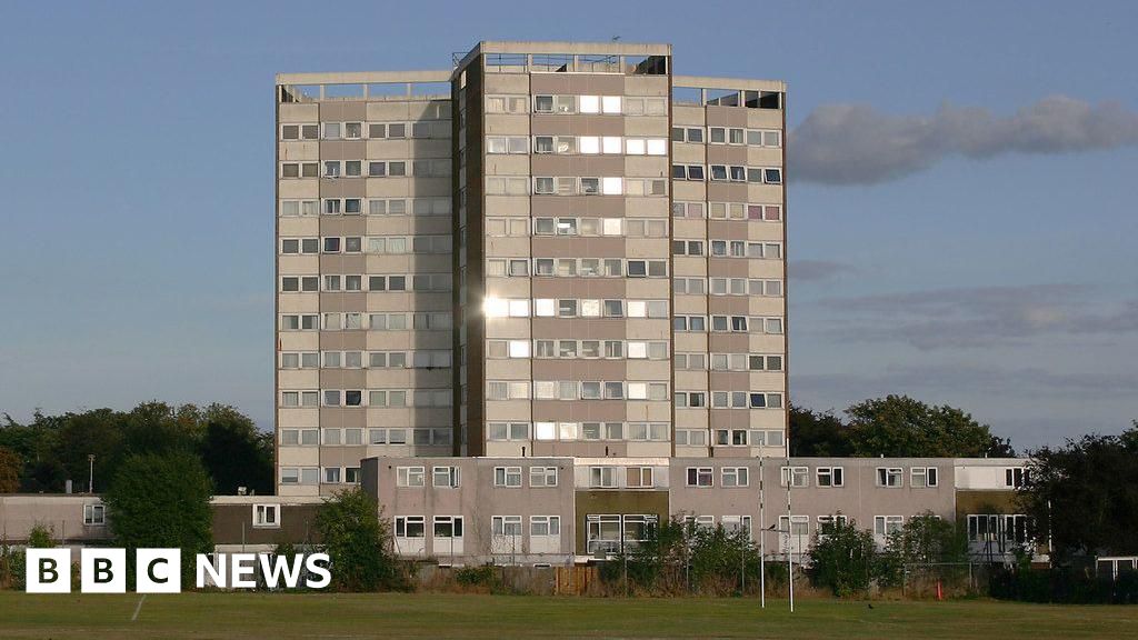 Southend-on-Sea flat fire in Burr Hill Chase leaves man homeless - BBC News