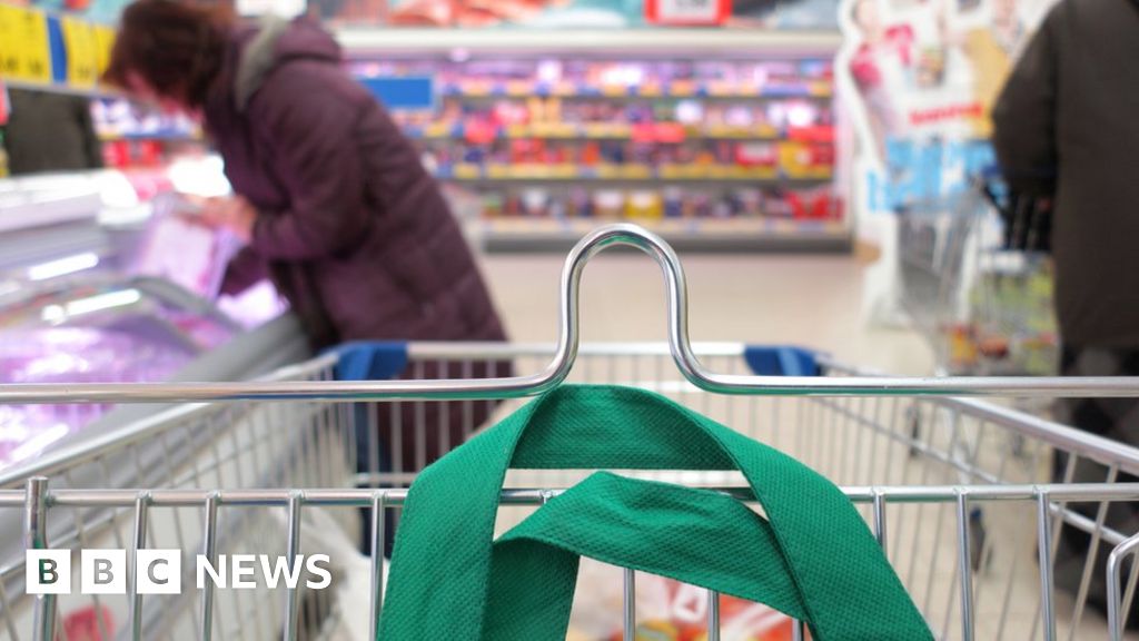 Anger over Tesco food container ban - BBC News