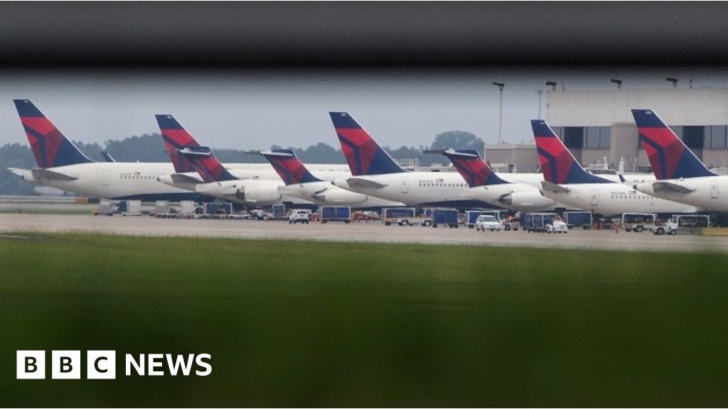 Thousands stranded after airline computer problems - BBC News