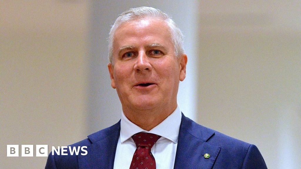 Michael McCormack: Ex-journalist becomes Australia deputy PM - BBC News