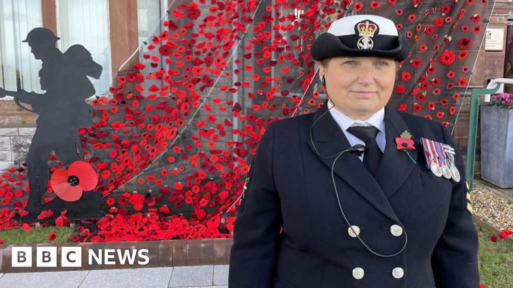 Armistice Day: Remembrance events held around Wales - BBC News